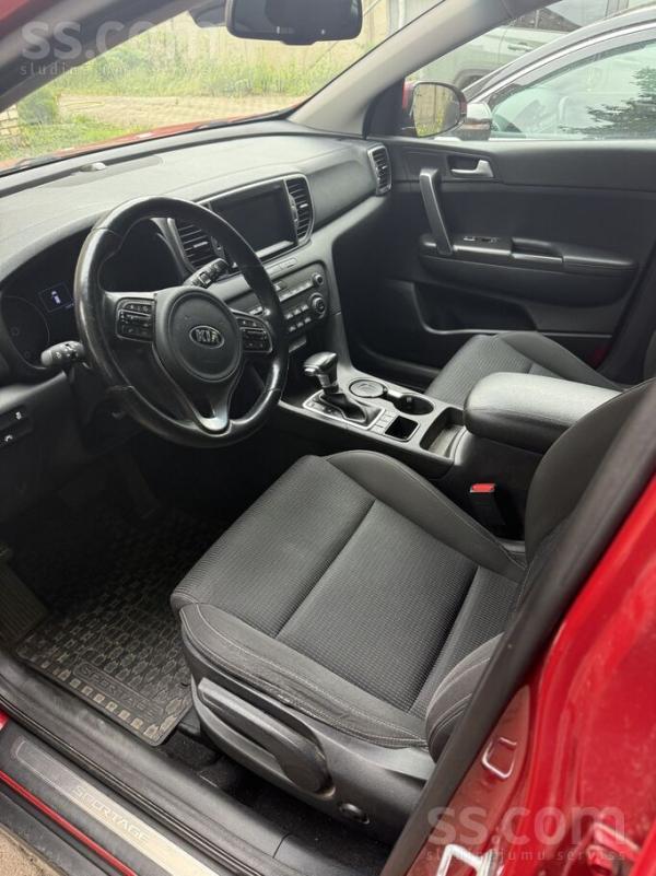 Red Kia Sportage 2018 in Riga, with an engine capacity of 1.70 L and mileage of 173 thousand km for 9800 €, photo 5 on AUTOMOTO.COM.LV
