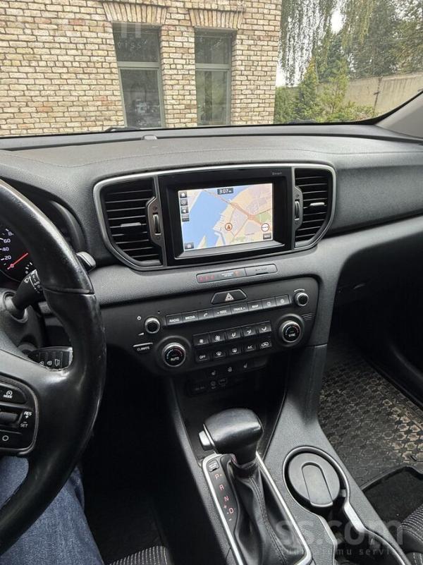 Red Kia Sportage 2018 in Riga, with an engine capacity of 1.70 L and mileage of 173 thousand km for 9800 €, photo 7 on AUTOMOTO.COM.LV
