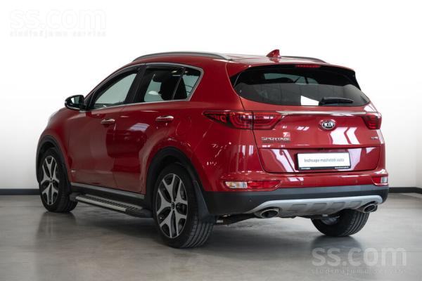 Red Kia Sportage 2018 in Riga, with an engine capacity of 2.00 L and mileage of 155 thousand km for 12990 €, photo 4 on AUTOMOTO.COM.LV