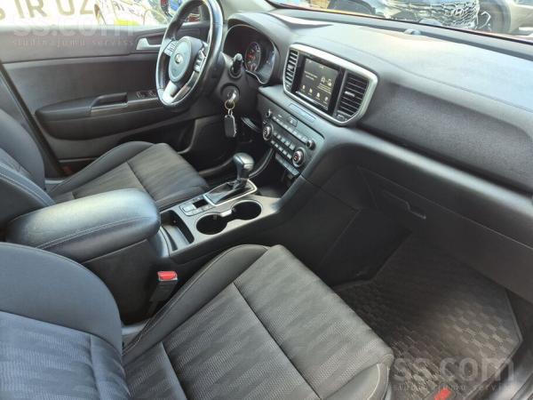 Red Kia Sportage 2020 in Liepaja, with an engine capacity of 1.60 L and mileage of 81 thousand km for 15850 €, photo 9 on AUTOMOTO.COM.LV