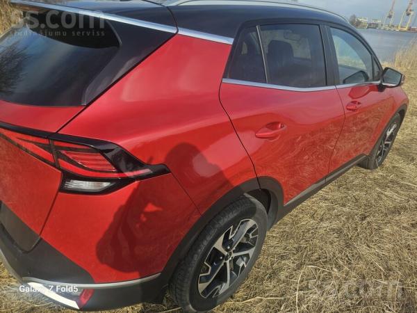 Red Kia Sportage 2022 in Riga, with an engine capacity of 1.60 L and mileage of 72 thousand km for 22500 €, photo 2 on AUTOMOTO.COM.LV