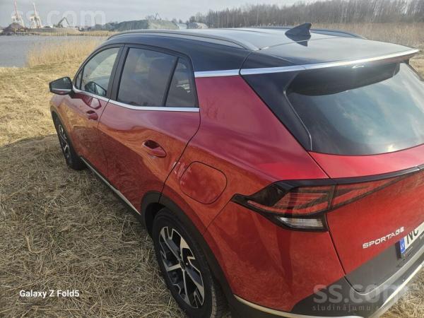 Red Kia Sportage 2022 in Riga, with an engine capacity of 1.60 L and mileage of 72 thousand km for 22500 €, photo 5 on AUTOMOTO.COM.LV
