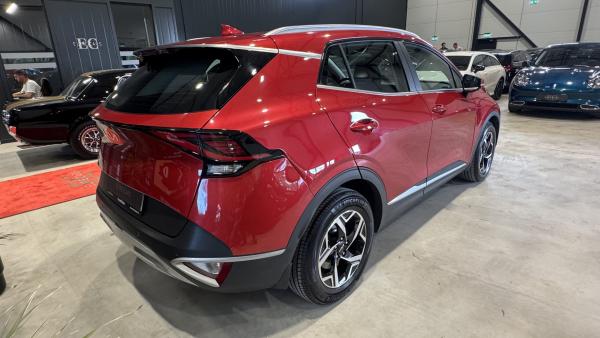 Red Kia Sportage 2024 in Riga, with an engine capacity of 1.60 L and mileage of 39 thousand km for 25990 €, photo 4 on AUTOMOTO.COM.LV
