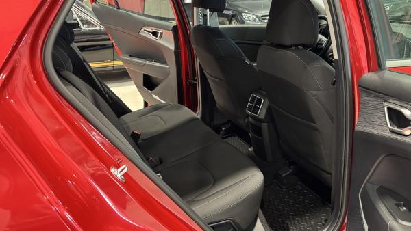 Red Kia Sportage 2024 in Riga, with an engine capacity of 1.60 L and mileage of 39 thousand km for 25990 €, photo 11 on AUTOMOTO.COM.LV