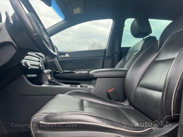 Red Kia Sportage 2018 in Tallinn, with an engine capacity of 2.00 L and mileage of 102 thousand km for 13699 €, photo 5 on AUTOMOTO.COM.LV