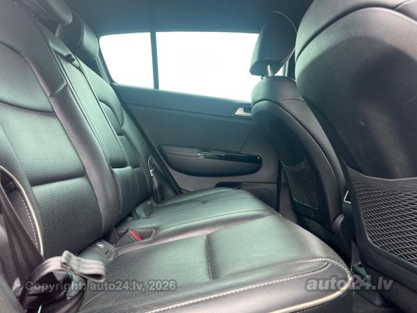 Red Kia Sportage 2018 in Tallinn, with an engine capacity of 2.00 L and mileage of 102 thousand km for 13699 €, photo 10 on AUTOMOTO.COM.LV