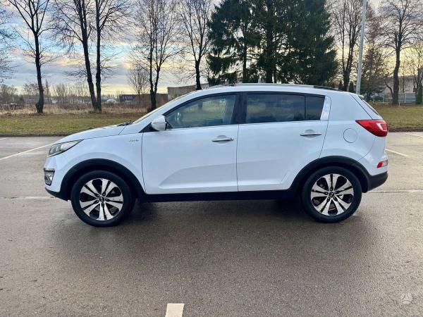 White Kia Sportage 2011 in Taurage, with an engine capacity of 2.00 L and mileage of 245 thousand km for 5900 €, photo 4 on AUTOMOTO.COM.LV