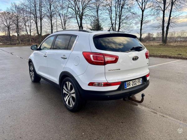 White Kia Sportage 2011 in Taurage, with an engine capacity of 2.00 L and mileage of 245 thousand km for 5900 €, photo 6 on AUTOMOTO.COM.LV