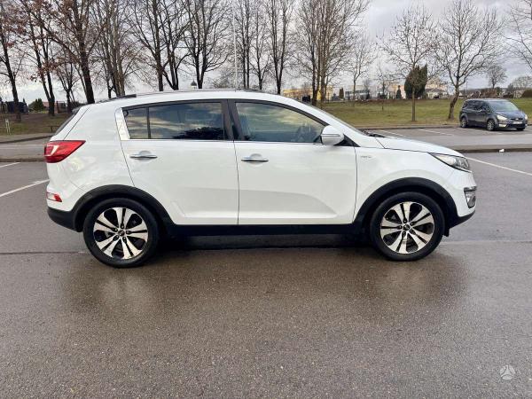 White Kia Sportage 2011 in Taurage, with an engine capacity of 2.00 L and mileage of 245 thousand km for 5900 €, photo 7 on AUTOMOTO.COM.LV