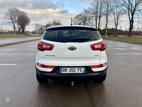 White Kia Sportage 2011 in Taurage, with an engine capacity of 2.00 L and mileage of 245 thousand km for 5900 €, photo 8 on AUTOMOTO.COM.LV