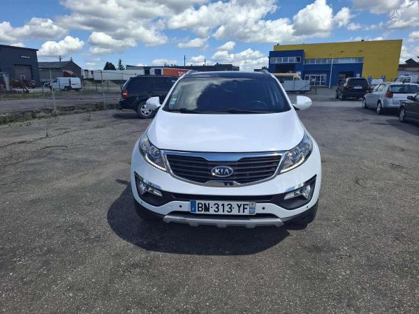 White Kia Sportage 2011 in Plunge, with an engine capacity of 1.99 L and mileage of 233 thousand km for 5300 €, photo 1 on AUTOMOTO.COM.LV