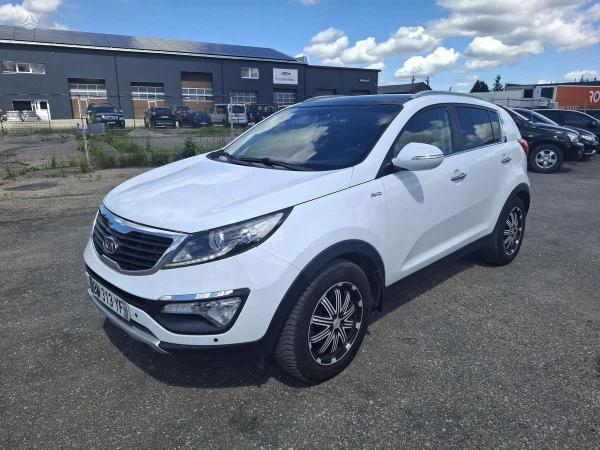 White Kia Sportage 2011 in Plunge, with an engine capacity of 1.99 L and mileage of 233 thousand km for 5300 €, photo 2 on AUTOMOTO.COM.LV