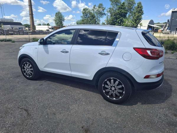 White Kia Sportage 2011 in Plunge, with an engine capacity of 1.99 L and mileage of 233 thousand km for 5300 €, photo 3 on AUTOMOTO.COM.LV