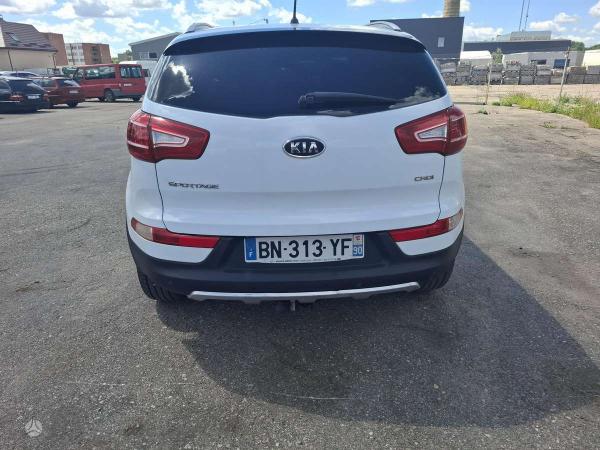 White Kia Sportage 2011 in Plunge, with an engine capacity of 1.99 L and mileage of 233 thousand km for 5300 €, photo 4 on AUTOMOTO.COM.LV