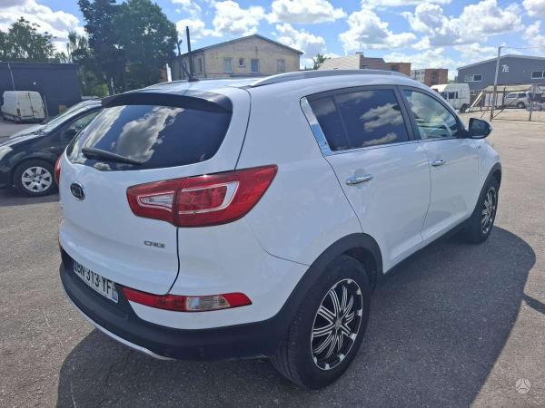 White Kia Sportage 2011 in Plunge, with an engine capacity of 1.99 L and mileage of 233 thousand km for 5300 €, photo 5 on AUTOMOTO.COM.LV