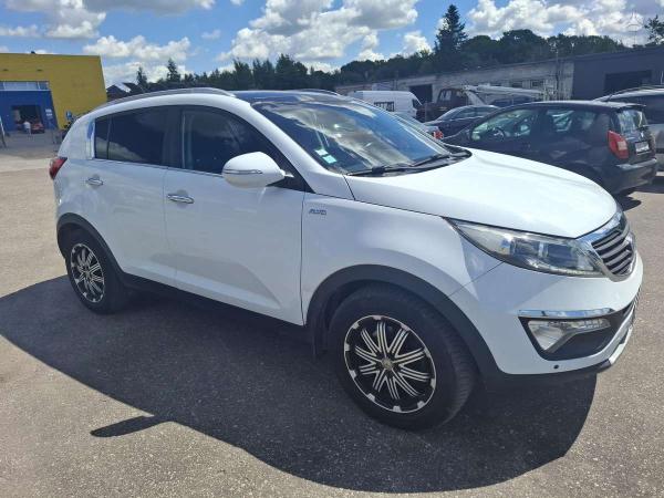 White Kia Sportage 2011 in Plunge, with an engine capacity of 1.99 L and mileage of 233 thousand km for 5300 €, photo 6 on AUTOMOTO.COM.LV