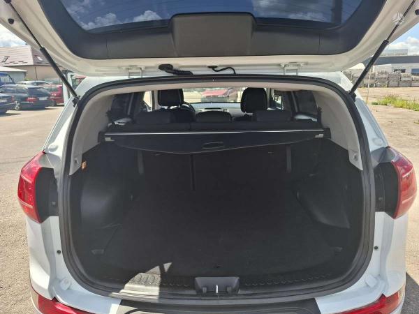 White Kia Sportage 2011 in Plunge, with an engine capacity of 1.99 L and mileage of 233 thousand km for 5300 €, photo 7 on AUTOMOTO.COM.LV