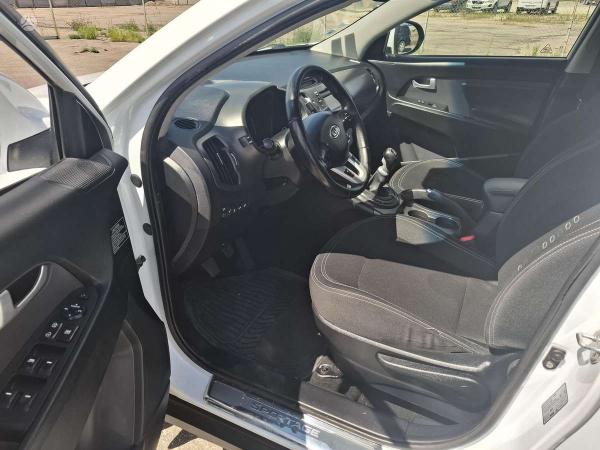White Kia Sportage 2011 in Plunge, with an engine capacity of 1.99 L and mileage of 233 thousand km for 5300 €, photo 9 on AUTOMOTO.COM.LV