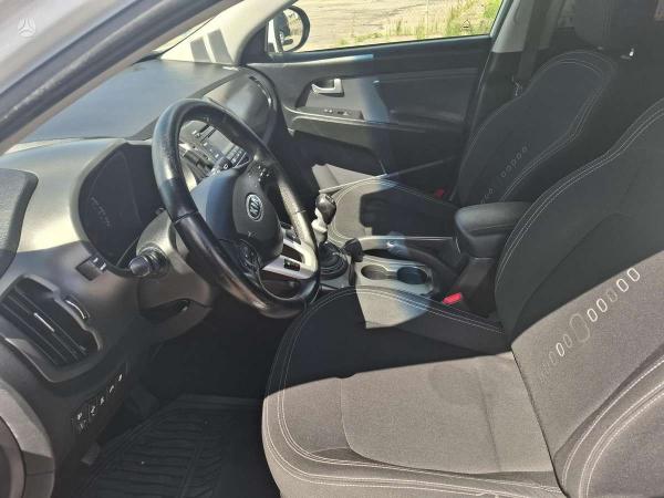 White Kia Sportage 2011 in Plunge, with an engine capacity of 1.99 L and mileage of 233 thousand km for 5300 €, photo 10 on AUTOMOTO.COM.LV