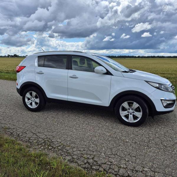 White Kia Sportage 2011 in Radviliskis, with an engine capacity of 1.69 L and mileage of 238 thousand km for 6500 €, photo 5 on AUTOMOTO.COM.LV