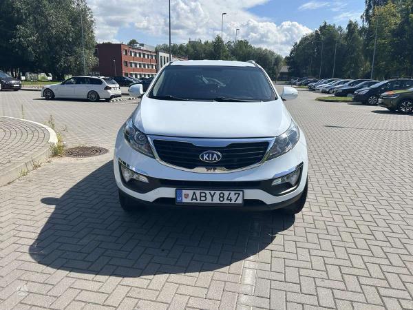 White Kia Sportage 2012 in Klaipeda, with an engine capacity of 2.00 L and mileage of 259 thousand km for 7000 €, photo 2 on AUTOMOTO.COM.LV