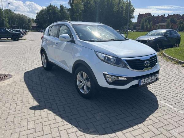 White Kia Sportage 2012 in Klaipeda, with an engine capacity of 2.00 L and mileage of 259 thousand km for 7000 €, photo 3 on AUTOMOTO.COM.LV