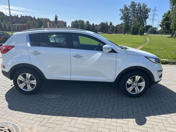 White Kia Sportage 2012 in Klaipeda, with an engine capacity of 2.00 L and mileage of 259 thousand km for 7000 €, photo 4 on AUTOMOTO.COM.LV