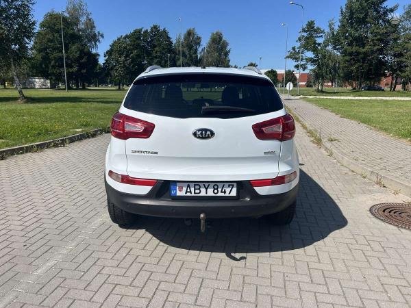 White Kia Sportage 2012 in Klaipeda, with an engine capacity of 2.00 L and mileage of 259 thousand km for 7000 €, photo 6 on AUTOMOTO.COM.LV
