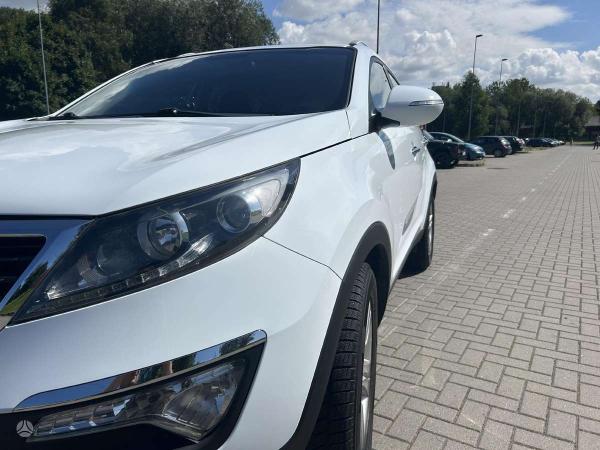 White Kia Sportage 2012 in Klaipeda, with an engine capacity of 2.00 L and mileage of 259 thousand km for 7000 €, photo 7 on AUTOMOTO.COM.LV