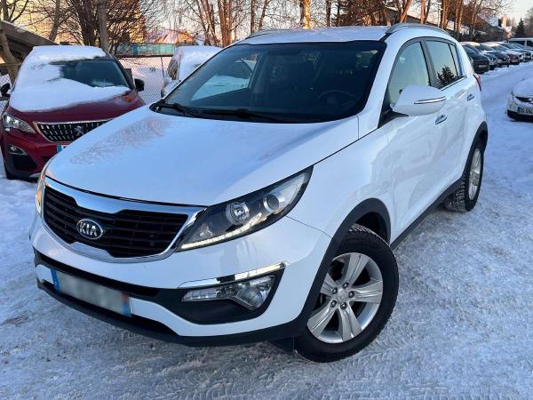 White Kia Sportage 2012 in Taurage, with an engine capacity of 1.69 L and mileage of 226 thousand km for 5500 €, photo 1 on AUTOMOTO.COM.LV