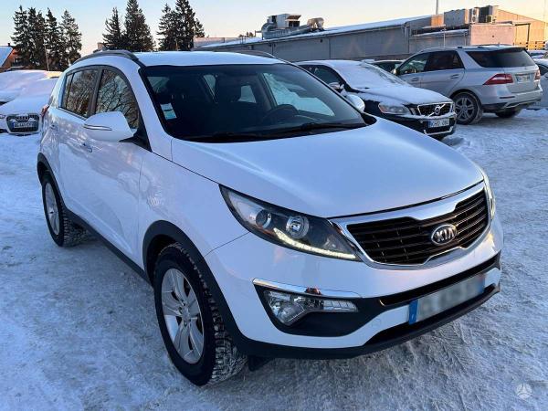 White Kia Sportage 2012 in Taurage, with an engine capacity of 1.69 L and mileage of 226 thousand km for 5500 €, photo 4 on AUTOMOTO.COM.LV