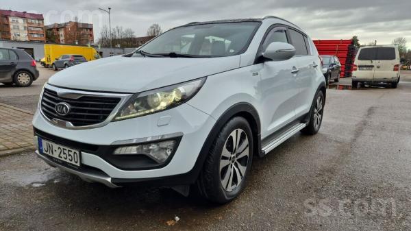 White Kia Sportage 2012 in Valmiera, with an engine capacity of 2.00 L and mileage of 217 thousand km for 7000 €, photo 1 on AUTOMOTO.COM.LV