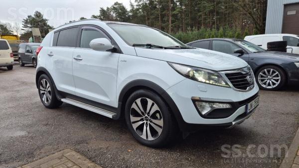 White Kia Sportage 2012 in Valmiera, with an engine capacity of 2.00 L and mileage of 217 thousand km for 7000 €, photo 2 on AUTOMOTO.COM.LV