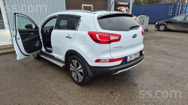 White Kia Sportage 2012 in Valmiera, with an engine capacity of 2.00 L and mileage of 217 thousand km for 7000 €, photo 5 on AUTOMOTO.COM.LV