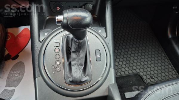 White Kia Sportage 2012 in Valmiera, with an engine capacity of 2.00 L and mileage of 217 thousand km for 7000 €, photo 6 on AUTOMOTO.COM.LV