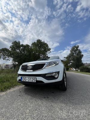 White Kia Sportage 2012 in Riga, with an engine capacity of 1.70 L and mileage of 240 thousand km for 6550 €, photo  on AUTOMOTO.COM.LV