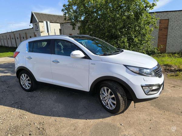 White Kia Sportage 2012 in Kaunas, with an engine capacity of 2.00 L and mileage of 221 thousand km for 7200 €, photo 1 on AUTOMOTO.COM.LV