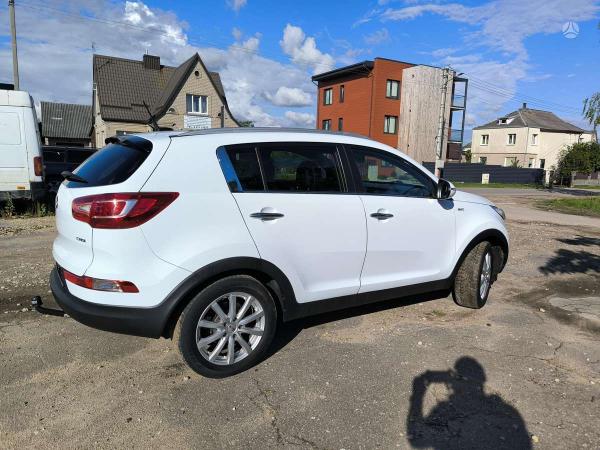 White Kia Sportage 2012 in Kaunas, with an engine capacity of 2.00 L and mileage of 221 thousand km for 7200 €, photo 6 on AUTOMOTO.COM.LV