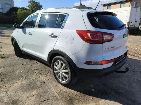 White Kia Sportage 2012 in Kaunas, with an engine capacity of 2.00 L and mileage of 221 thousand km for 7200 €, photo 10 on AUTOMOTO.COM.LV