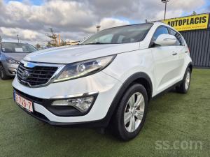 White Kia Sportage 2012 in Liepaja, with an engine capacity of 1.70 L and mileage of 146 thousand km for 7300 €, photo 1 on AUTOMOTO.COM.LV