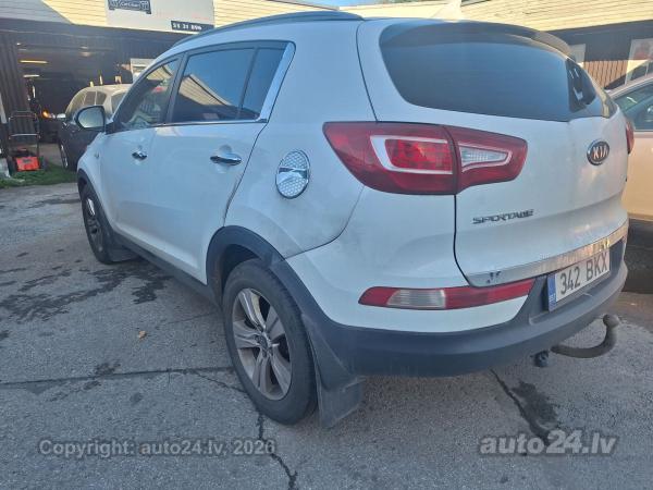 White Kia Sportage 2012 in Tallinn, with an engine capacity of 1.70 L and mileage of 0 thousand km for 3400 €, photo 3 on AUTOMOTO.COM.LV