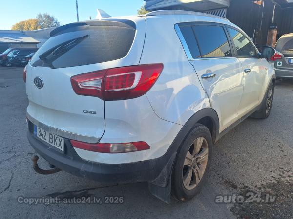 White Kia Sportage 2012 in Tallinn, with an engine capacity of 1.70 L and mileage of 0 thousand km for 3400 €, photo 4 on AUTOMOTO.COM.LV