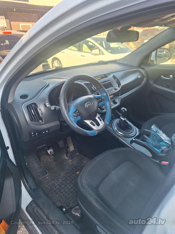 White Kia Sportage 2012 in Tallinn, with an engine capacity of 1.70 L and mileage of 0 thousand km for 3400 €, photo 5 on AUTOMOTO.COM.LV