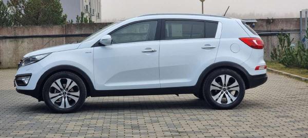 White Kia Sportage 2013 in Siauliai, with an engine capacity of 2.00 L and mileage of 201 thousand km for 7900 €, photo 3 on AUTOMOTO.COM.LV