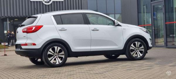 White Kia Sportage 2013 in Siauliai, with an engine capacity of 2.00 L and mileage of 201 thousand km for 7900 €, photo 9 on AUTOMOTO.COM.LV
