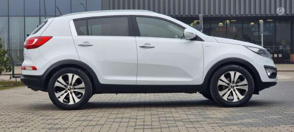 White Kia Sportage 2013 in Siauliai, with an engine capacity of 2.00 L and mileage of 201 thousand km for 7900 €, photo 10 on AUTOMOTO.COM.LV