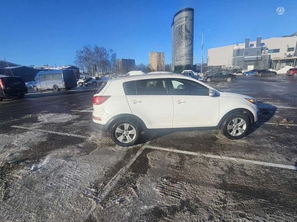 White Kia Sportage 2013 in Kaunas, with an engine capacity of 2.40 L and mileage of 260 thousand km for 6850 €, photo 3 on AUTOMOTO.COM.LV