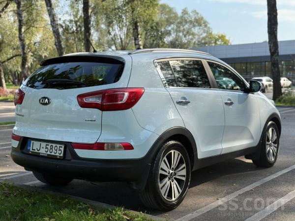 White Kia Sportage 2013 in Riga, with an engine capacity of 1.70 L and mileage of 196 thousand km for 6500 €, photo 5 on AUTOMOTO.COM.LV