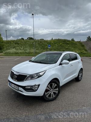 White Kia Sportage 2013 in Daugavpils, with an engine capacity of 1.70 L and mileage of 107 thousand km for 9200 €, photo  on AUTOMOTO.COM.LV