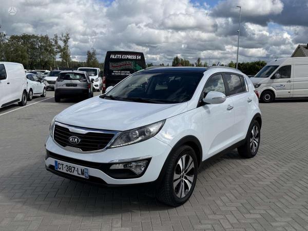 White Kia Sportage 2013 in Taurage, with an engine capacity of 1.69 L and mileage of 233 thousand km for 6400 €, photo 1 on AUTOMOTO.COM.LV